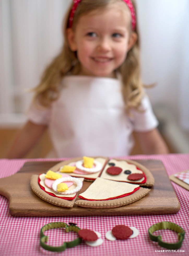 Play Pizza Made From Felt - Lia Griffith