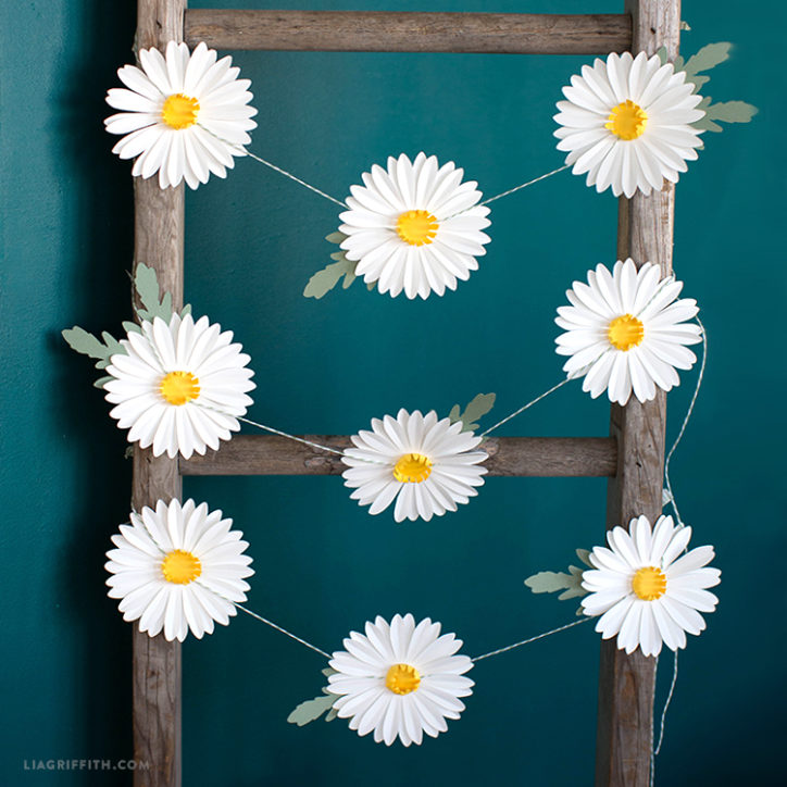 DIY Easy Paper Daisy Chain to String up In Your Home