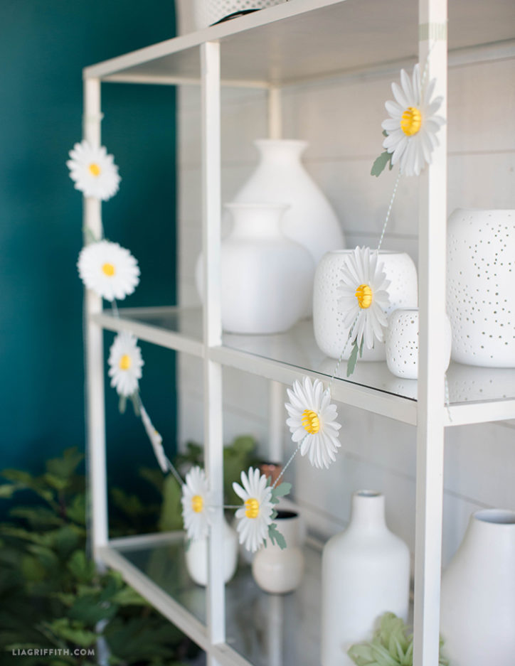 DIY Easy Paper Daisy Chain to String up In Your Home