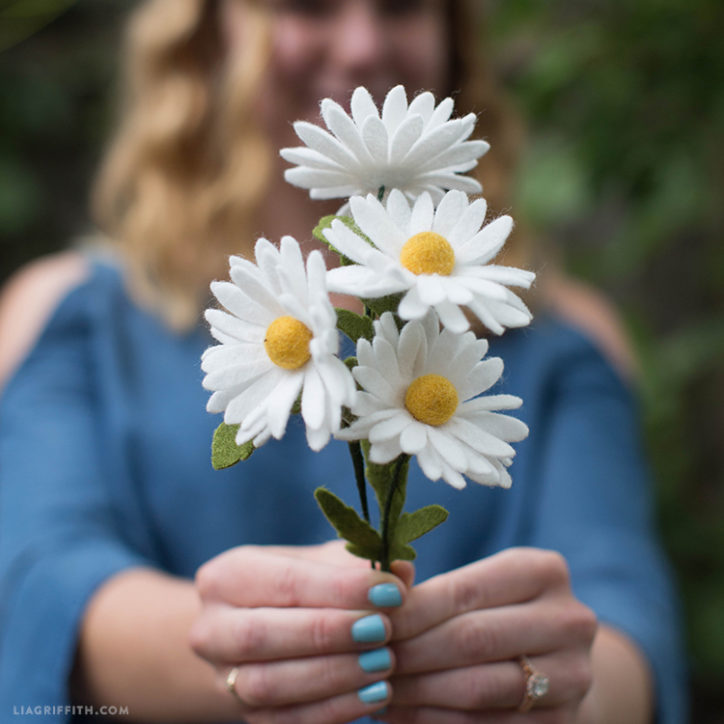 Make Your Own Felt Daisies in Just 5 Easy Steps!