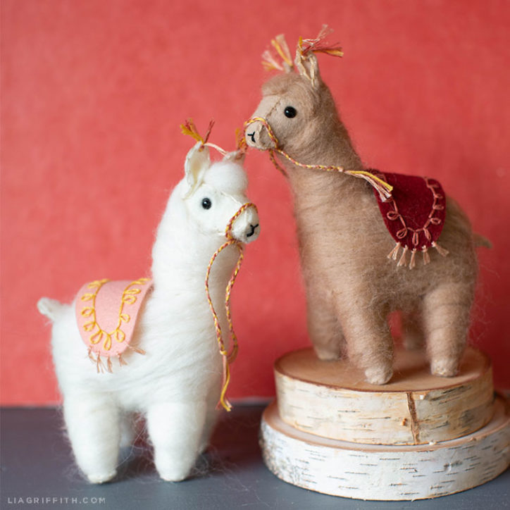Needle-Felted Llamas with Accessories - Lia Griffith