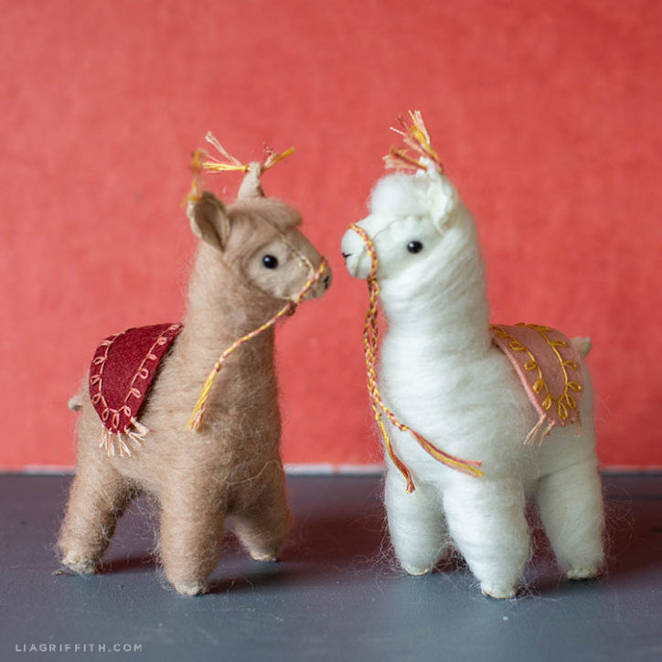 Needle-Felted Llamas with Accessories - Lia Griffith
