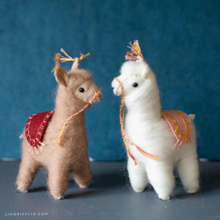 Needle-Felted Llamas with Accessories - Lia Griffith