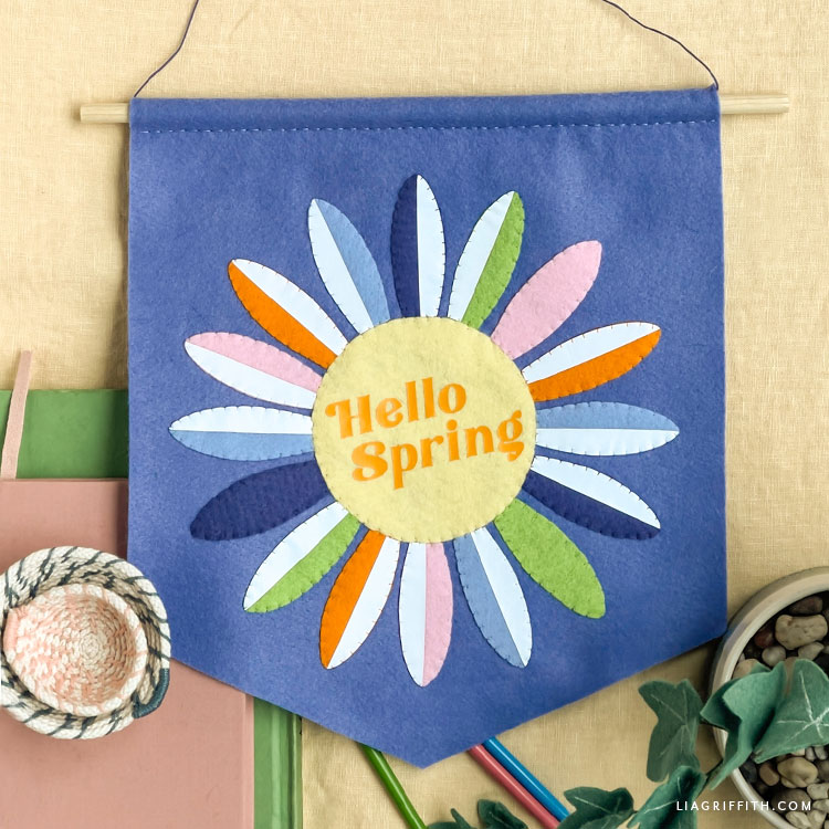 Spring Daisy Banner Pattern & Tutorial - Lia Griffith