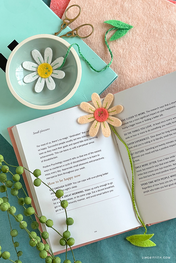 Felt Daisy Bookmark DIY Template & Tutorial - Lia Griffith