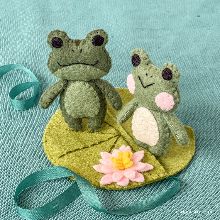 Frog Pocket Pals - Lia Griffith